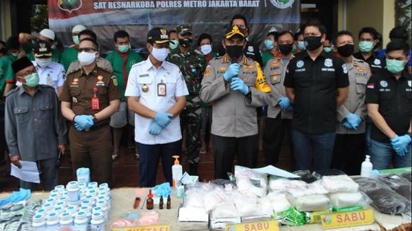 Polres Jakbar Musnahkan Puluhan Kilogram Sabu-Sabu dan Ratusan Pil Ekstasi Polres Jakbar Musnahkan Puluhan Kilogram Sabu-Sabu dan Ratusan Pil Ekstasi