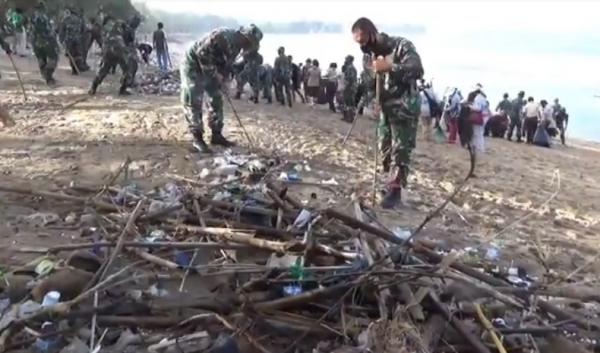 Tahun Baru, Sampah Berserakan di Pantai Kuta Dibersihkan TNI