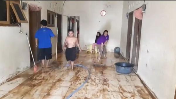 Banjir di Manado Surut, Warga Terdampak Mulai Bersihkan Rumah dari Lumpur Banjir di Manado Surut, Warga Terdampak Mulai Bersihkan Rumah dari Lumpur