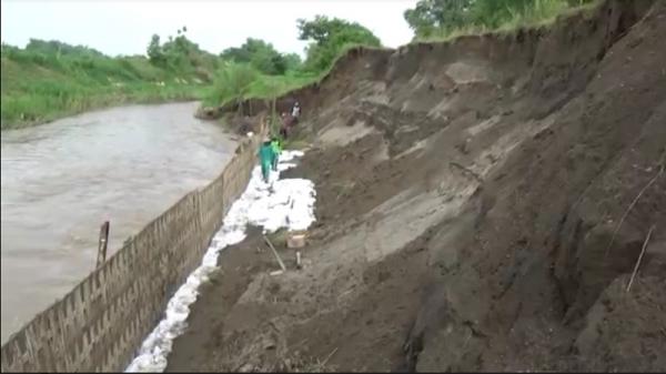 Tanggul Sungai di Jombang Ambrol Diterjang Lahar Dingin Gunung Kelud