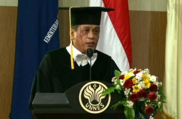 Nurdin Halid Terima Gelar Doktor Honoris Causa dari Unnes