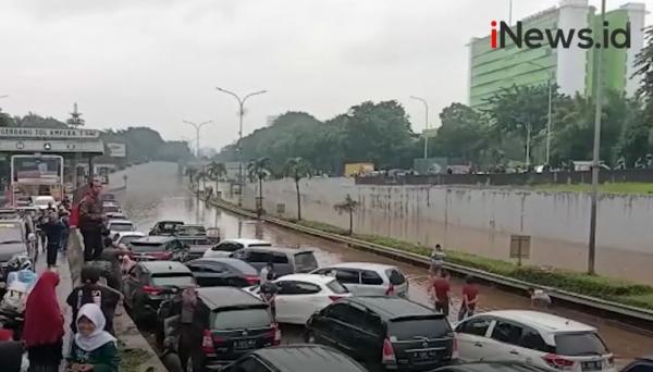 Video Banjir Genangi Jalan Tol TB Simatupang Jaksel Video Banjir Genangi Jalan Tol TB Simatupang Jaksel