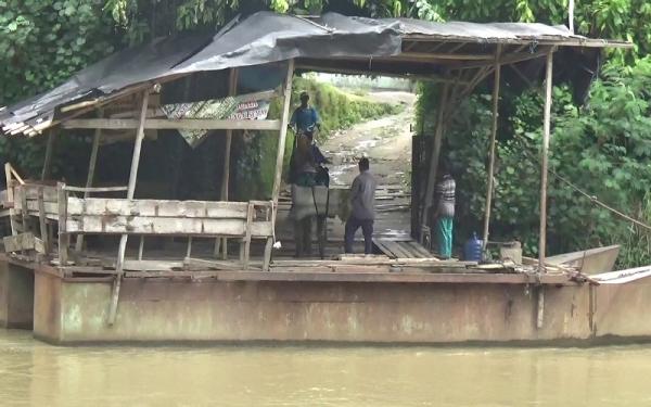 Transportasi Penyeberangan Perahu Rakit Plat Baja di Tanggamus Masih ...