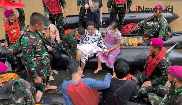 Video Prajurit Marinir Tni Al Evakuasi Seorang Ibu Yang Sakit Dari
