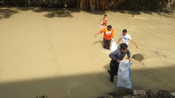 Peringati HPSN, Warga Kutip 1 Ton Sampah di Sungai Babura Medan