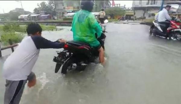 Banjir Semarang, Anak-Anak Berikan Jasa Dorong Motor Mogok