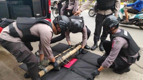Tim Gegana Polda Metro Evakuasi Mortir Temuan Warga di Bantaran Kali Cipinang