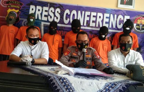 Berjudi Ceki di Diler Motor, 6 Warga Sleman Ditangkap polisi