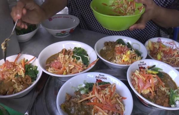 Unik, Mi Ayam Topping Rujak Rasanya Lebih Nano-Nano