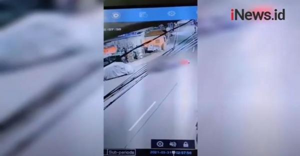 Video Dua Pemotor di Tebet Tabrakan karena Lawan Arus