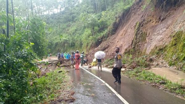 Longsor, Pohon Tumbang dan Tiang Listrik Roboh Tutup Jalan Poros Taipakkodong Gowa