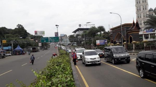 Urai Kemacetan, Polisi Berlakukan One Way di Jalur Puncak Bogor arah Jakarta