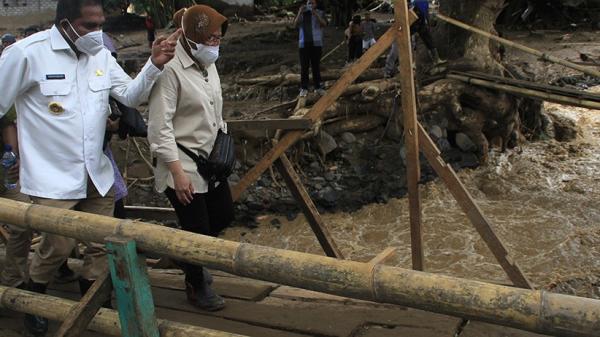 Mensos Tri Rismaharini Terjun Langsung Cek Lokasi Banjir Bandang NTT