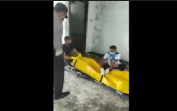 Geger Penemuan Mayat Pria Tanpa Identitas di Rumah Kosong Geger Penemuan Mayat Pria Tanpa Identitas di Rumah Kosong
