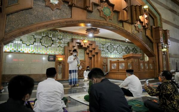 Salat Tarawih Perdana, Ridwan Kamil Titip Tradisi Takjil Tetap Ada Salat Tarawih Perdana, Ridwan Kamil Titip Tradisi Takjil Tetap Ada