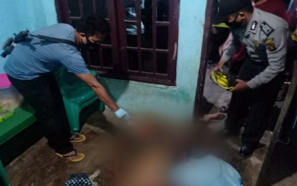Suami Tewas, Istri Luka Parah Ditusuk Tetangga Diduga karena Masalah Anak Suami Tewas, Istri Luka Parah Ditusuk Tetangga Diduga karena Masalah Anak