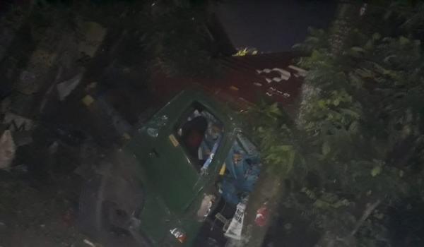 Diduga Sopir Ngantuk, Truk Terjun dari Jembatan Tol di Serpong