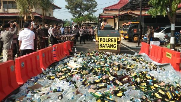 Polres Batang Musnahkan Ribuan Botol Miras Hasil Operasi Pekat
