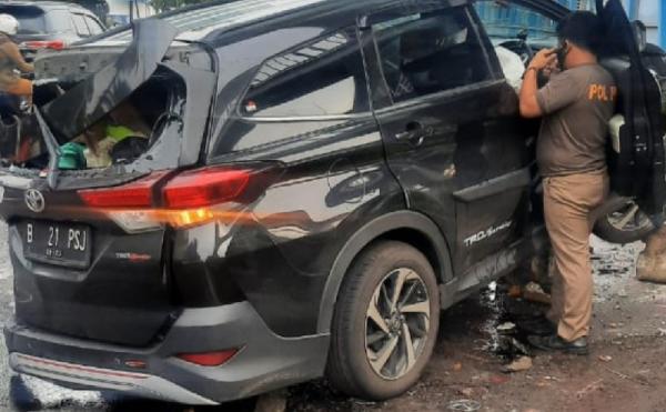Tabrakan Beruntun di Salemba, Minibus Remuk Tabrak Separator Busway Tabrakan Beruntun di Salemba, Minibus Remuk Tabrak Separator Busway