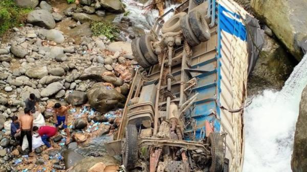 Truk Pengangkut Susu di Padang Terjun Bebas ke Jurang Sedalam 30 Meter Truk Pengangkut Susu di Padang Terjun Bebas ke Jurang Sedalam 30 Meter