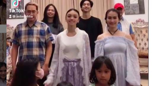 Pakai Baju Seksi saat Ucapkan Lebaran Iis Dahlia Dikritik Netizen