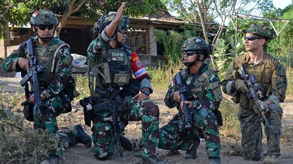 Marinir TNI AL dan Tentara AS Serbu Perkampungan Musuh di Situbondo
