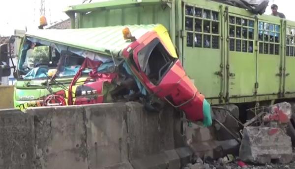 Sopir Ngantuk, Truk Pengangkut Galon Tabrak Beton Pembatas Jalan di Jombang