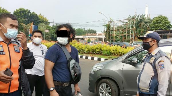 Stres Dikejar Debt Collector, Pria Ini Banting Motor di Pos PPKM ...