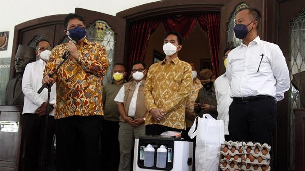 Bertemu Gibran, Airlangga Hartarto Serahkan Bantuan untuk Penanganan ... Bertemu Gibran, Airlangga Hartarto Serahkan Bantuan untuk Penanganan ...