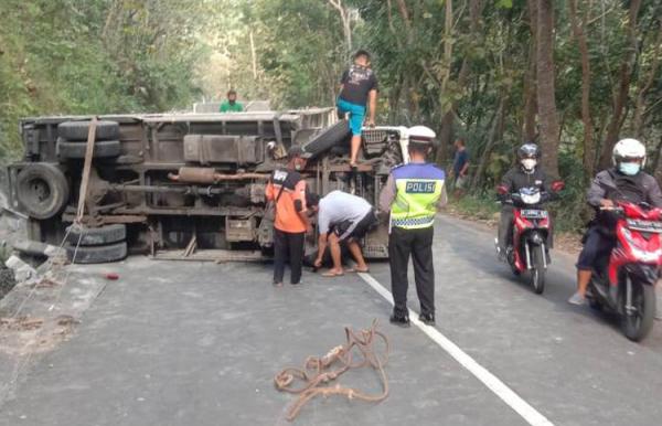 Tak Kuat Menanjak, Truk Bermuatan Semen Terguling di Tanjakan Bibis