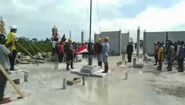 Viral, Buruh Upacara Bendera di Atap Bangunan Viral, Buruh Upacara Bendera di Atap Bangunan