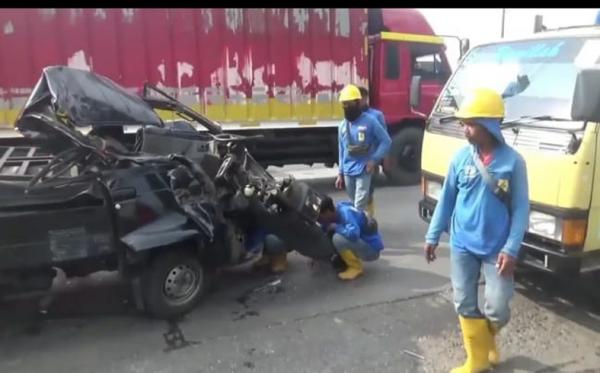 Mobil Pikap Tabrak Truk Gandeng di Jalur Pantura Pati, 2 Orang Luka Berat Mobil Pikap Tabrak Truk Gandeng di Jalur Pantura Pati, 2 Orang Luka Berat