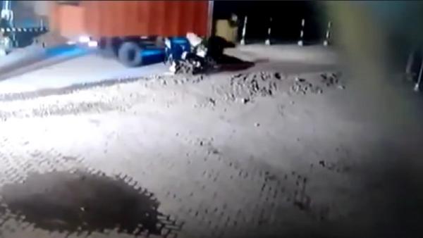 Ngeri, Penumpang Motor Tewas Terlindas Truk di Jombang Terekam CCTV