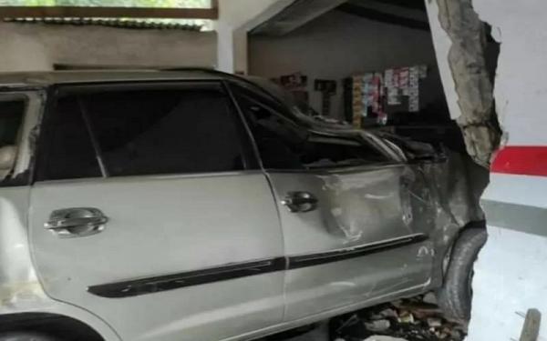 Kios Rokok di Loteng Diseruduk Mobil Sedan hingga Tembok Jebol