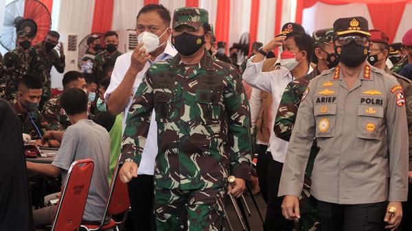 Panglima TNI Tinjau Serbuan Vaksinasi Massal di Manado