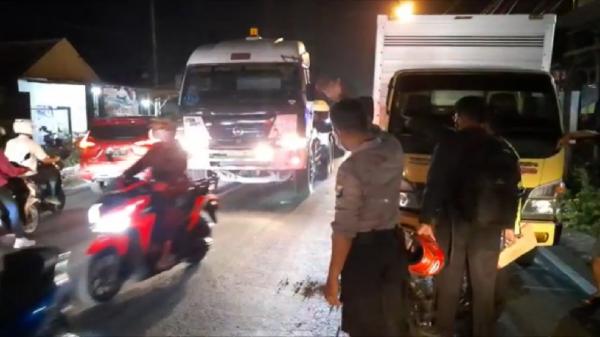 2 Pengendara Motor Tewas setelah Adu Banteng lalu Dilindas Truk