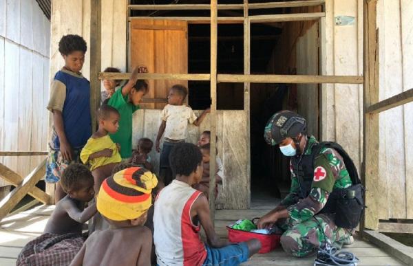 Cegah Penyebaran Penyakit, Satgas TNI Periksa Kesehatan Warga di Perbatasan RI-PNG