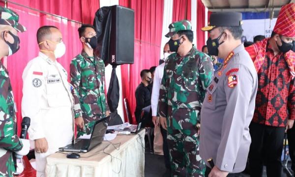Panglima TNI dan Kapolri Tinjau Vaksinasi Covid-19 di Pasar Induk Lauchi Medan