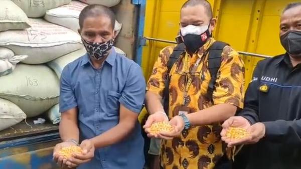 Suroto Peternak Ayam di Blitar yang Viral karena Bentangkan Poster ... Suroto Peternak Ayam di Blitar yang Viral karena Bentangkan Poster ...