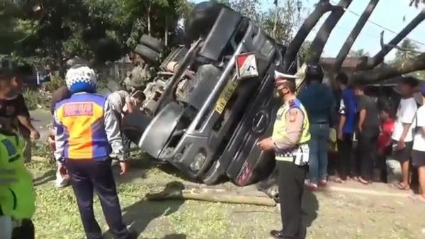 Rem Blong, Truk Tangki Semen Cair Terguling di Turunan Nagreg, 2 Tewas