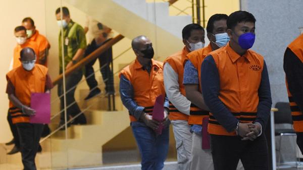 Potret 10 Anggota DPRD Kabupaten Muara Enim Diborgol dan Pakai Rompi ...