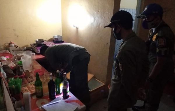 Razia Warung Remang-remang, Satpol PP Sita Puluhan Botol Miras dan KTP