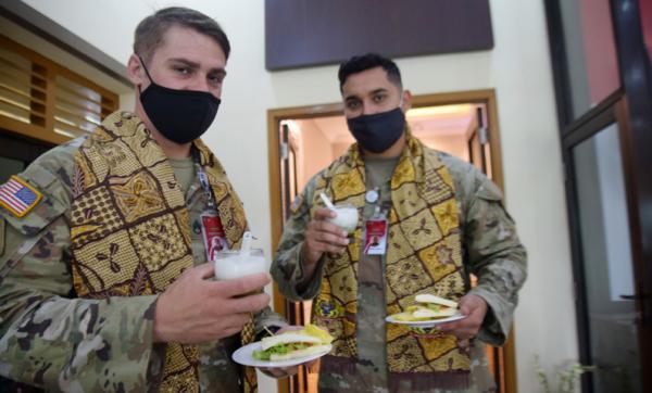 Makan Lumpia, Tentara AS: Rasanya Sangat Enak, Mantab, dan Unik