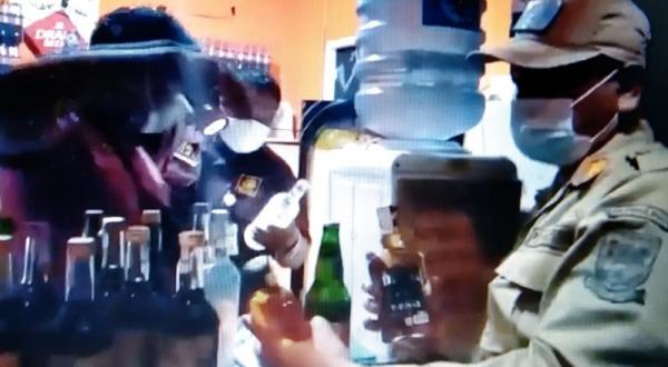 Razia Warung, Satpol PP Sita Ratusan Botol Miras dan Puluhan Liter Tuak di Purbalingga