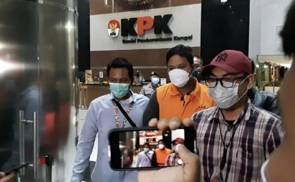 Ini Penampakan Bupati Kuansing Riau Pakai Rompi Tahanan KPK