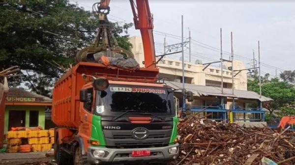 Tiga Alat Berat dan Lima Truk Dikerahkan Angkut Tumpukan Sampah di Pintu Air Manggarai