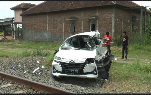 Terobos Perlintasan Tanpa Palang, Mobil Tertabrak KA di Grobogan, 3 Tewas