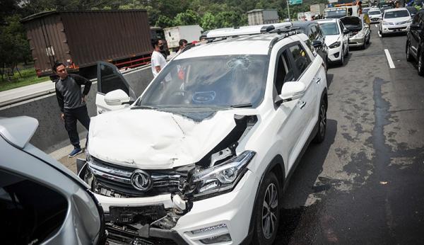 Penampakan 11 Kendaraan Tabrakan Beruntun di KM 49 Tol Jakarta-Cikampek