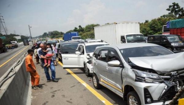 11 Kendaraan Tabrakan Beruntun di Tol Jakarta-Cikampek Karawang