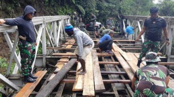 20 Prajurit TNI Diturunkan Perbaiki Jembatan yang Dirusak OTK di Yalimo